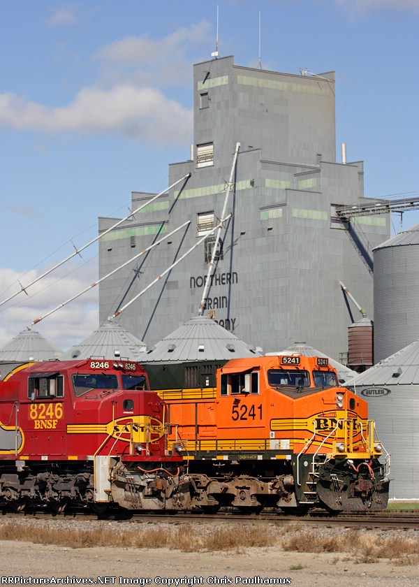BNSF 8246 and BNSF 5241